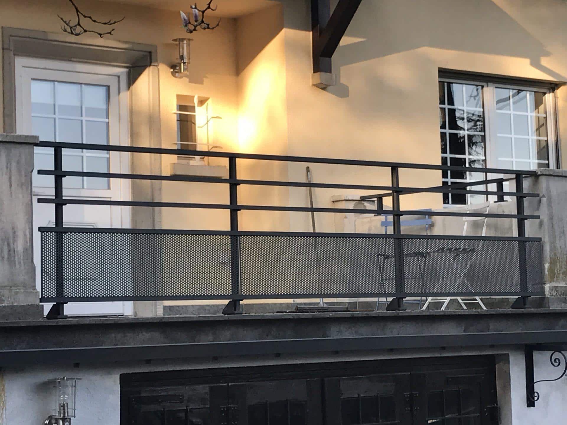 Installation d'un garde-corps à tôle perforée à CERNAY (68) - AFM Bruckert